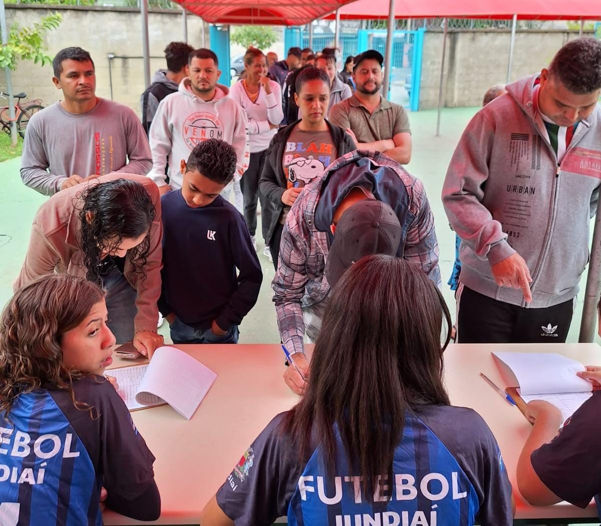 Pais de alunos da escolinha de futebol do CECE José de Marchi fazem ...